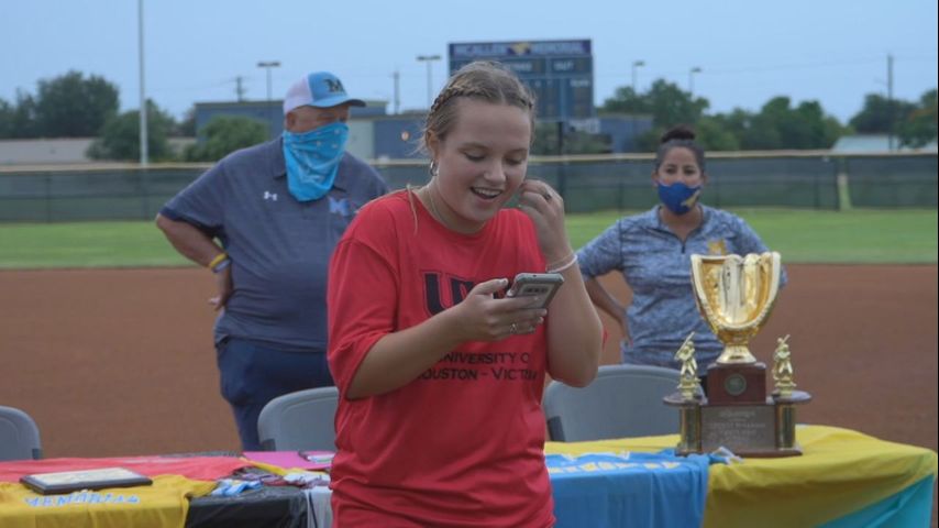 Kayla Dow Signs NLI to University of Houston-Victoria