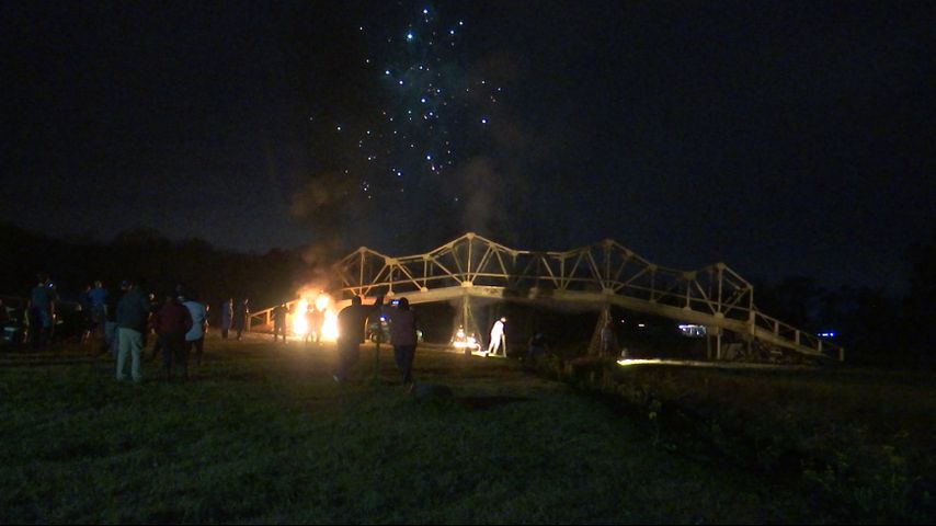 Dozens welcome new year with Sunshine Bridge bonfire
