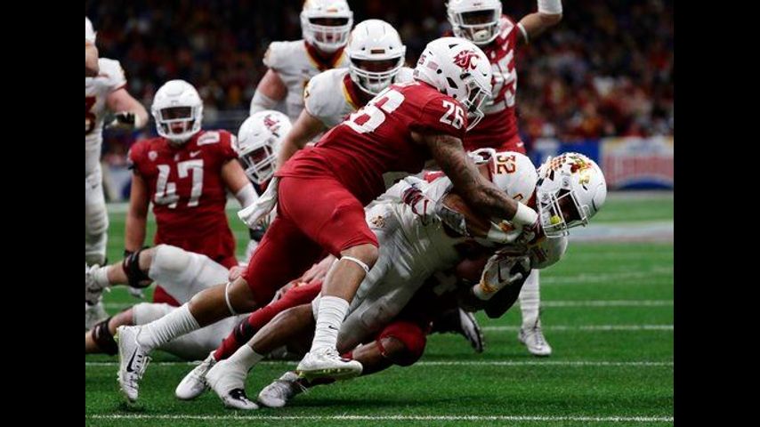 Minshew leads Washington State past Iowa State, 28-26.