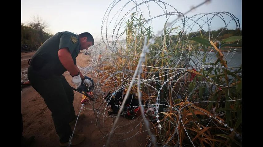 Texas sues to stop Border Patrol agents from cutting state’s razor wire ...