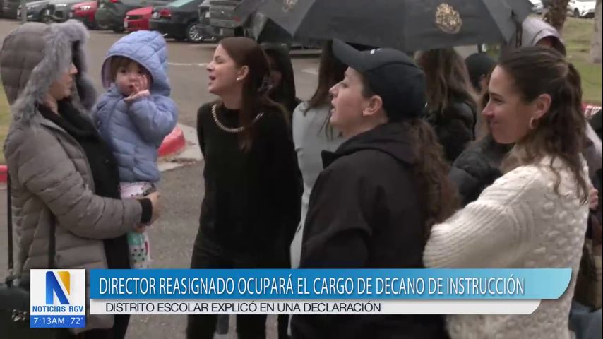 Padres de familia protestan por la reasignación del director de ...
