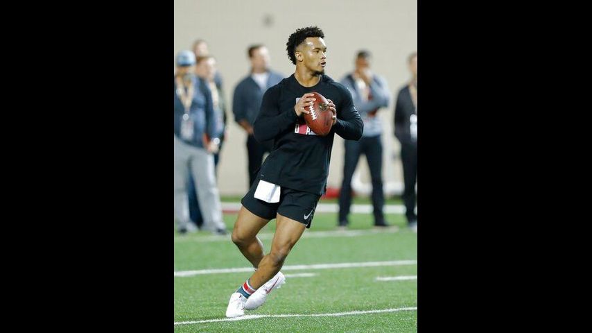 Murray doesn't run, but shines as a passer at Pro Day